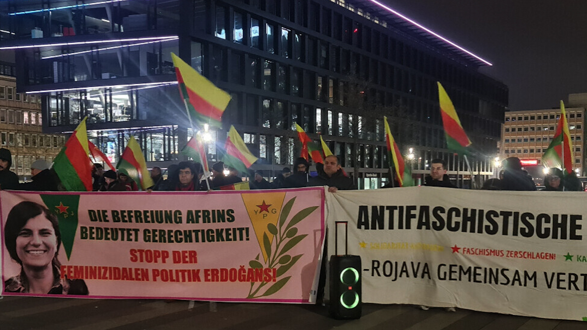 Kurdistanî û dostên wan li Duisburgê li dijî dagirkeriyê daketin qadan ...